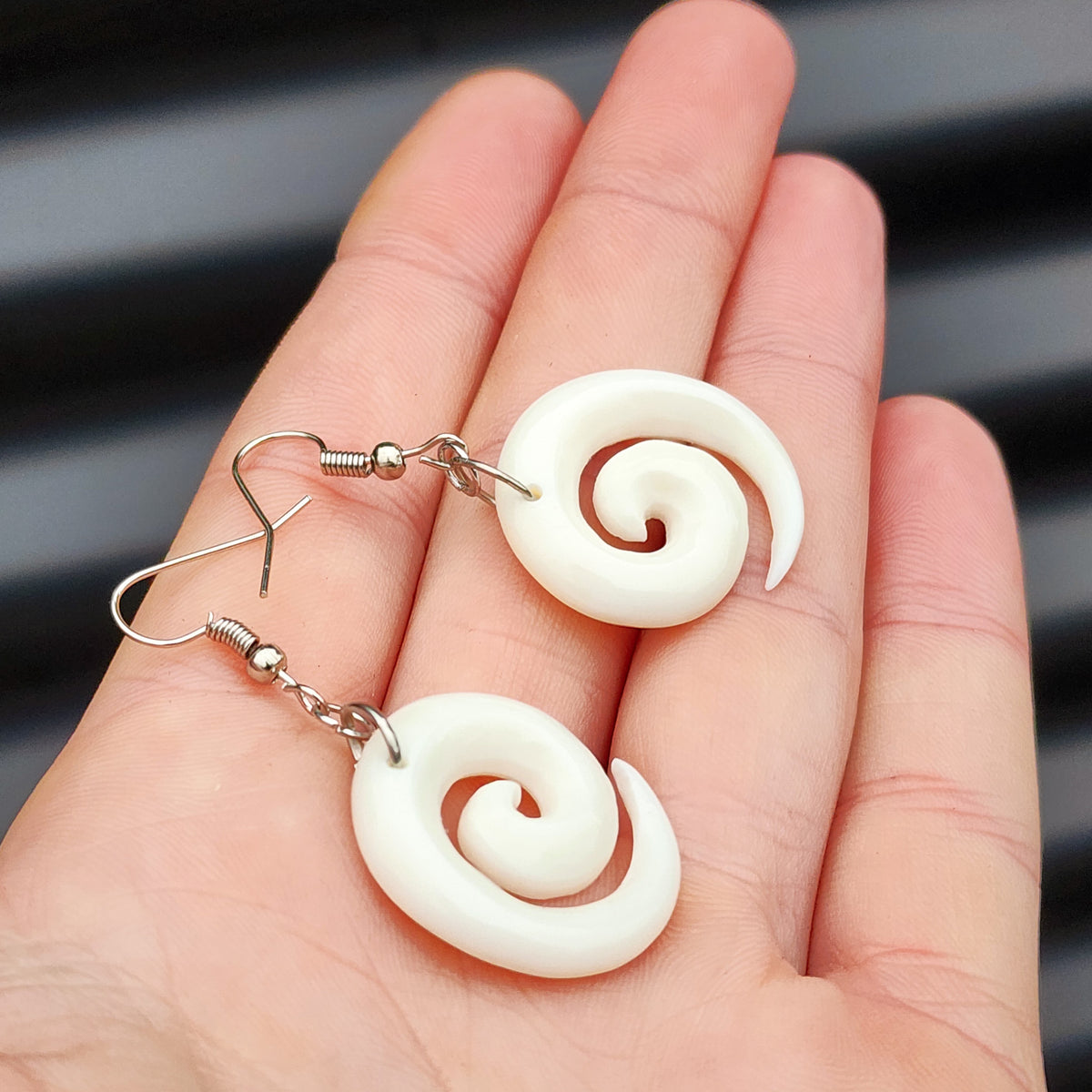 Natural Hand Carved Maori Bone Carving Earrings - Koru – amberj