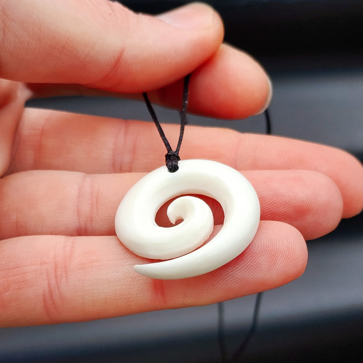 Natural Carved Maori Bone Carving Pendant Necklace - Koru – amberj